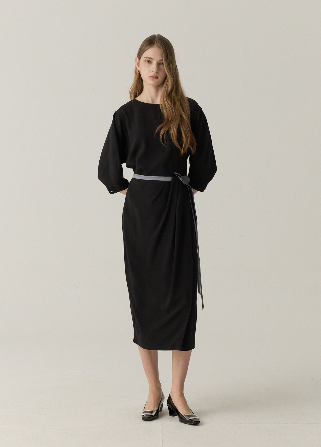 미샤 MICHAA [시즌오프]언밸런스 라운드넥 블라우스 BLACK | SISUN.COM