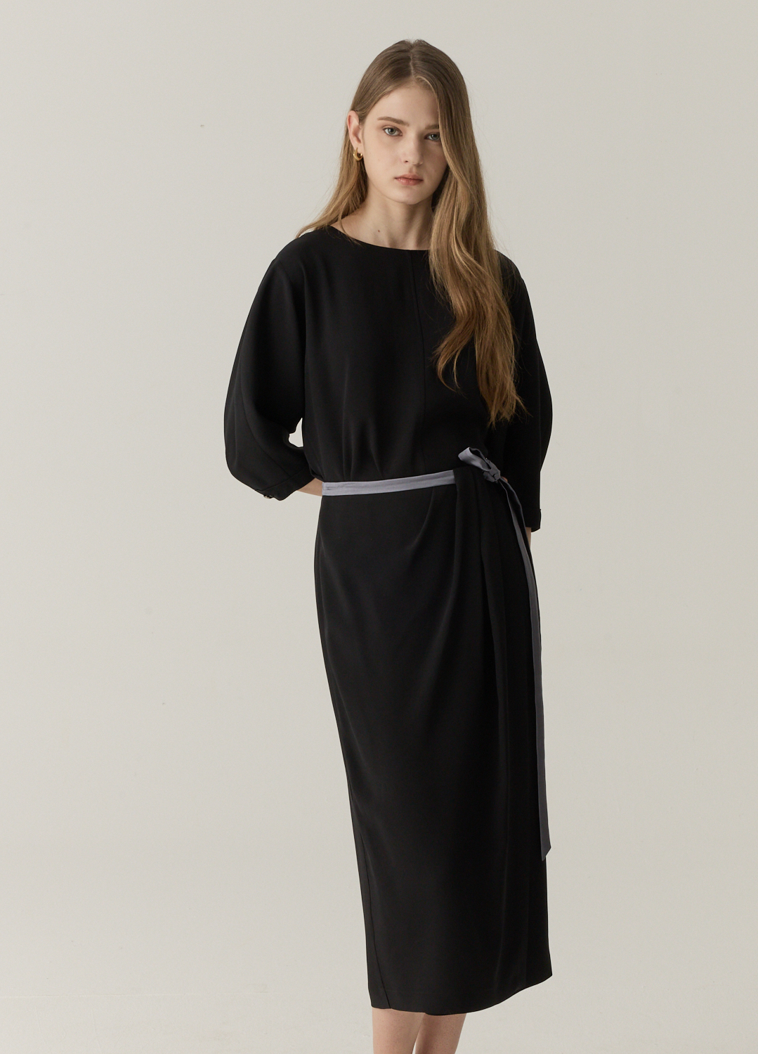 미샤 MICHAA [시즌오프]언밸런스 라운드넥 블라우스 BLACK | SISUN.COM