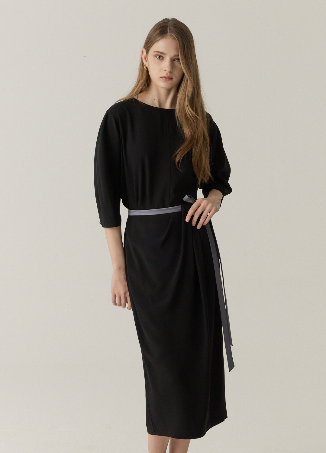 미샤 MICHAA [시즌오프]언밸런스 라운드넥 블라우스 BLACK | SISUN.COM