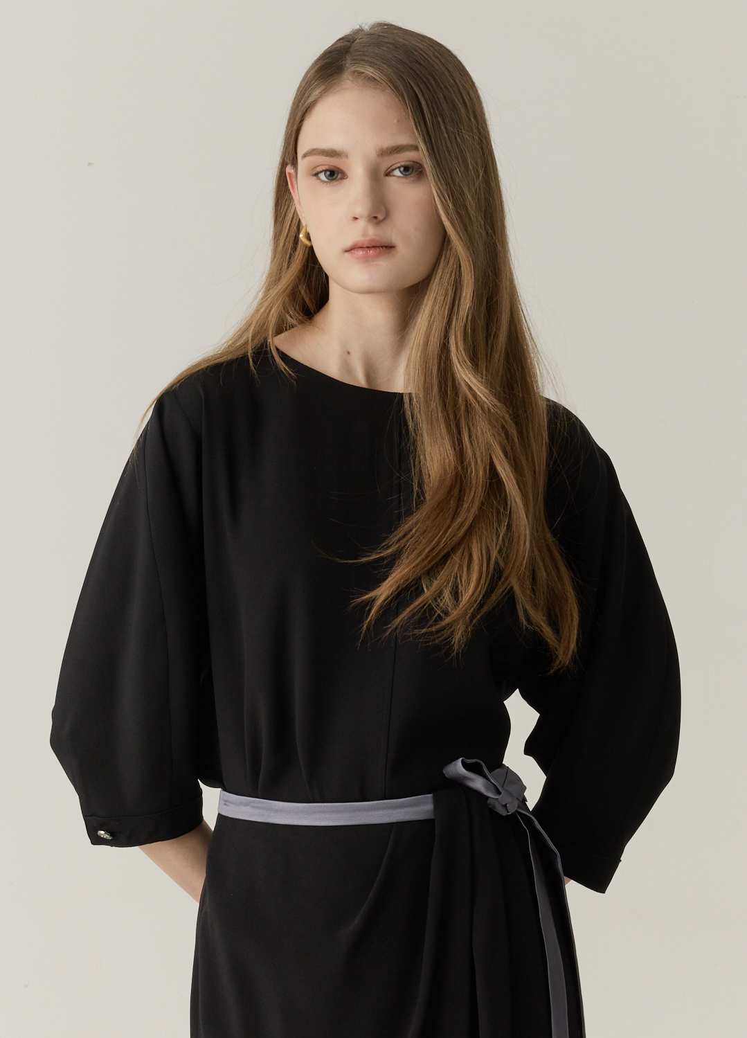 미샤 MICHAA [시즌오프]언밸런스 라운드넥 블라우스 BLACK | SISUN.COM