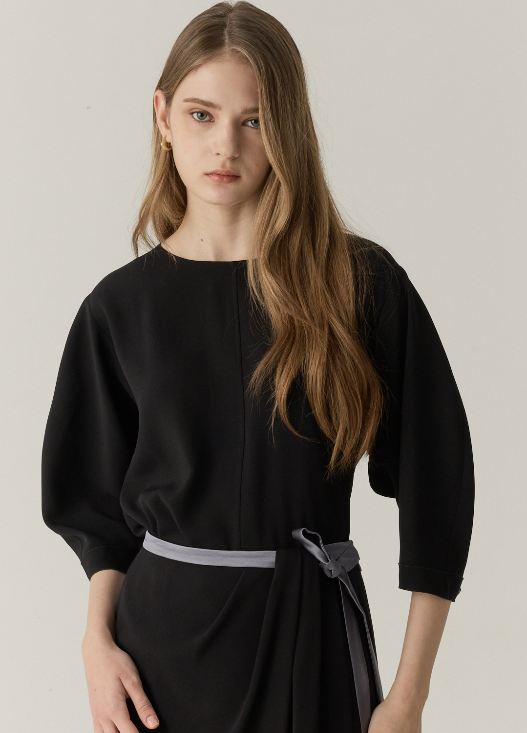 미샤 MICHAA [시즌오프]언밸런스 라운드넥 블라우스 BLACK | SISUN.COM