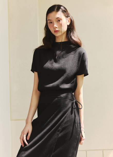 잇미샤 ITMICHAA [Exclusive] 플리츠 모크넥 블라우스 STRONG BLACK | SISU…